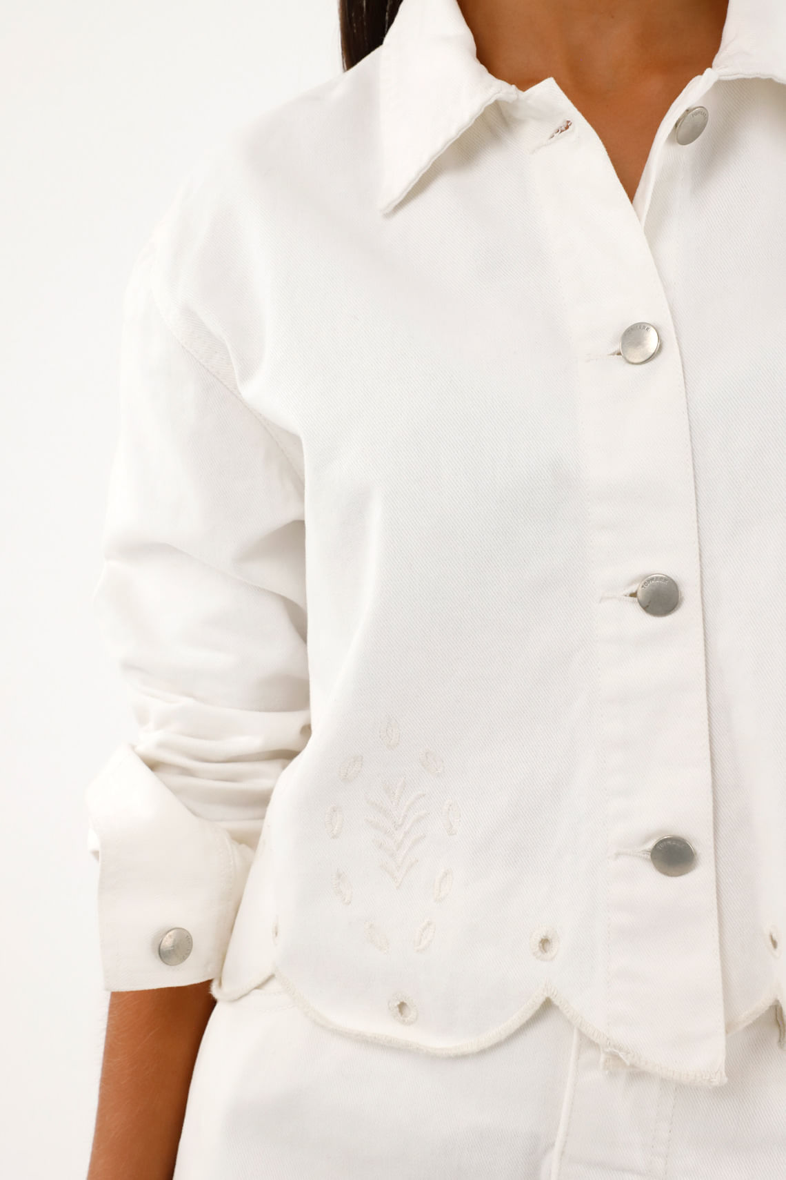 Chaqueta denim blanca con ruedo bordado para mujer - Agaval